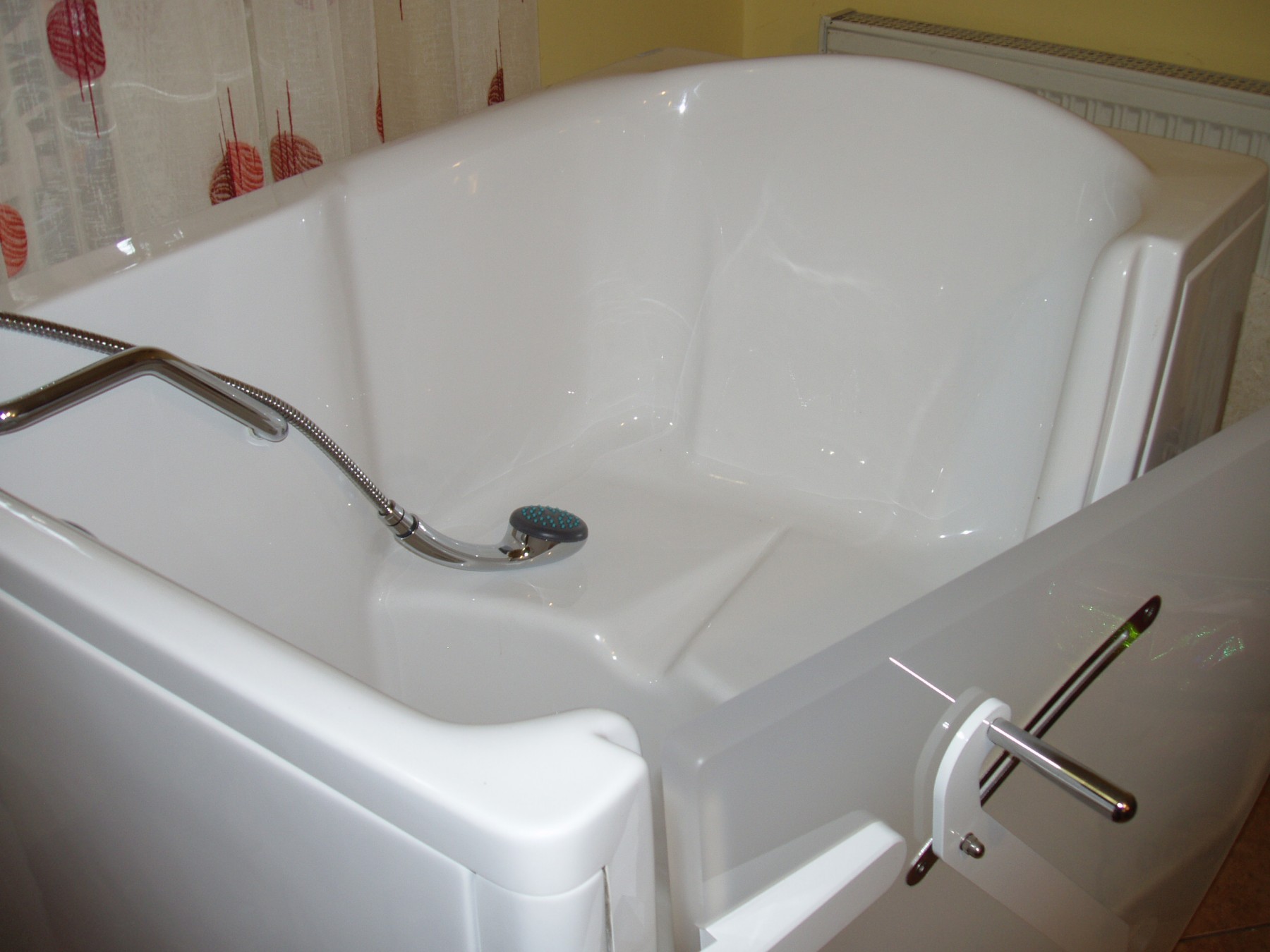 NOVA kada za invalide (52419103) - Limundo.com